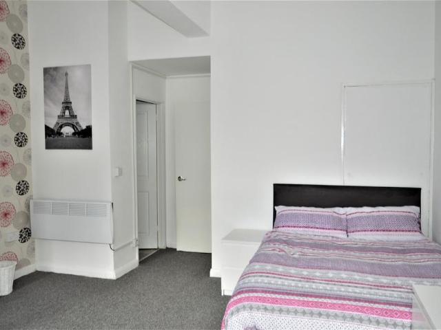 1 bedroom in a flat share to rent