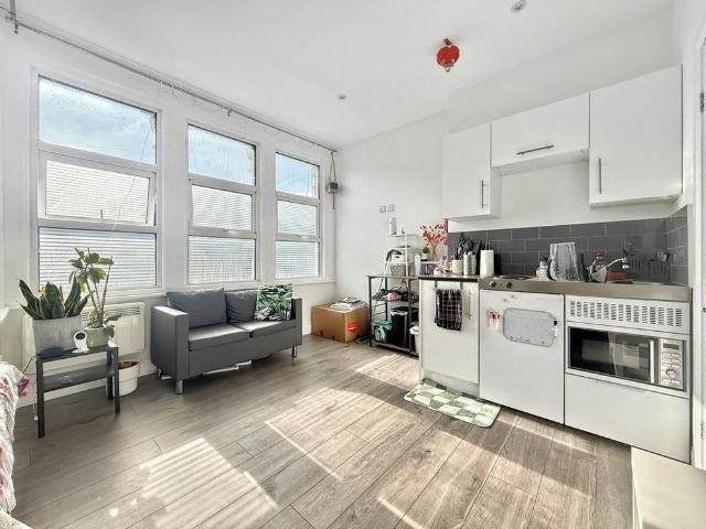 1 bedroom in a house share to rent