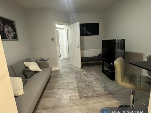 1 bedroom in a house share to rent
