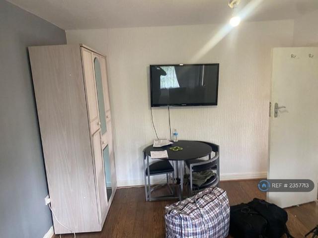 1 bedroom in a house share to rent