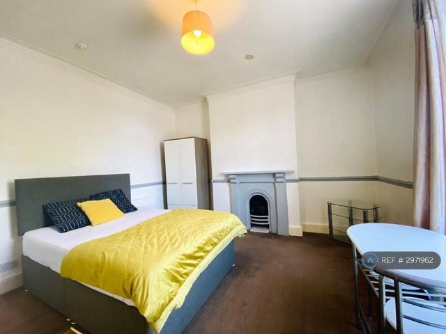 1 bedroom in a house share to rent