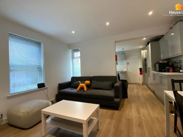 1 bedroom in a house share to rent