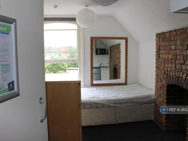 1 bedroom in a house share to rent