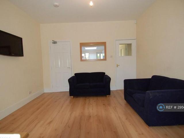 1 bedroom in a house share to rent