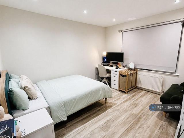 1 bedroom in a house share to rent