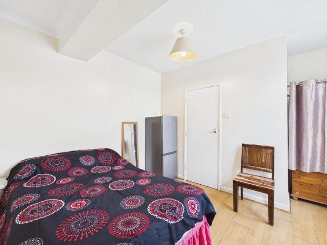 1 bedroom in a house share to rent