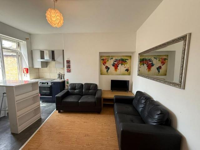 1 bedroom in a house share to rent