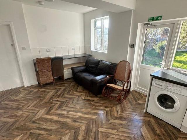 1 bedroom in a house share to rent