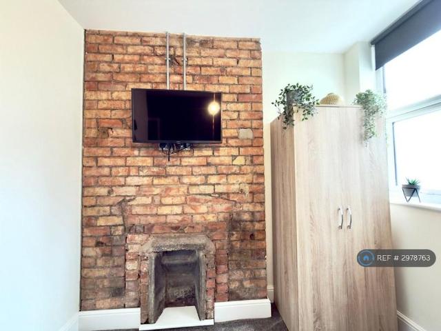 1 bedroom in a house share to rent