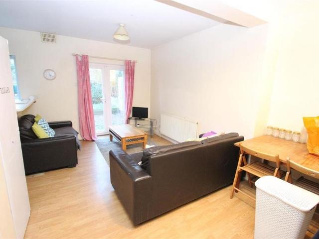 1 bedroom in a house share to rent