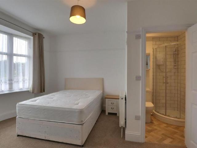 1 bedroom in a house share to rent