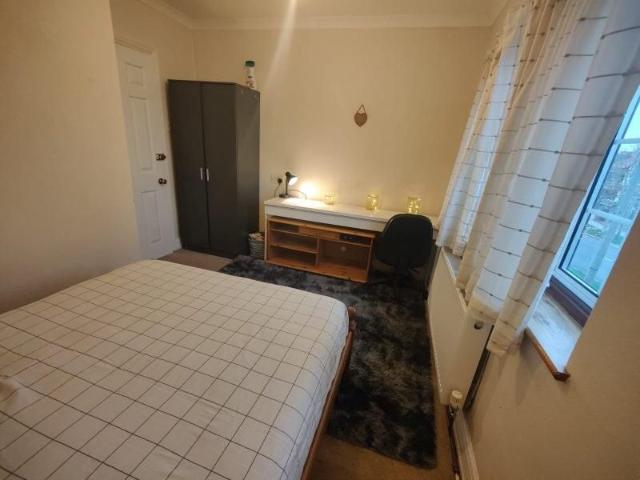 1 bedroom in a house share to rent