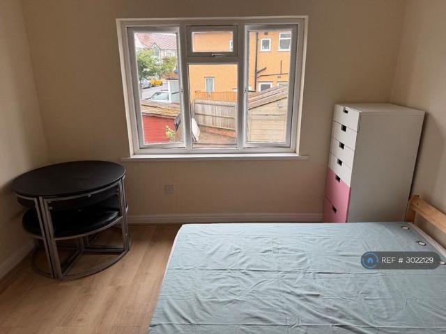 1 bedroom in a house share to rent