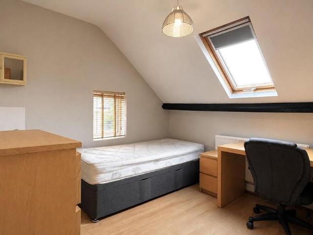 1 bedroom in a house share to rent
