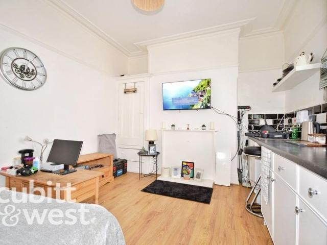 1 bedroom in a house share to rent