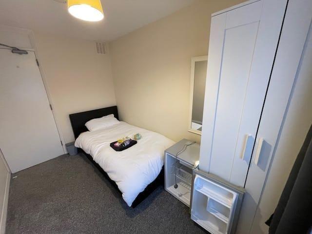 1 bedroom in a house share to rent
