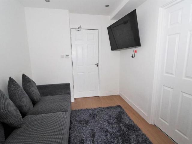 1 bedroom in a house share to rent