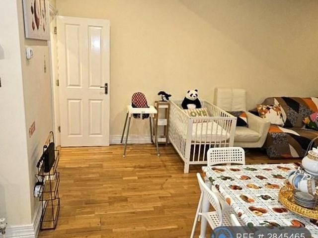 1 bedroom in a house share to rent