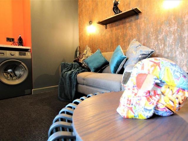 1 bedroom in a house share to rent