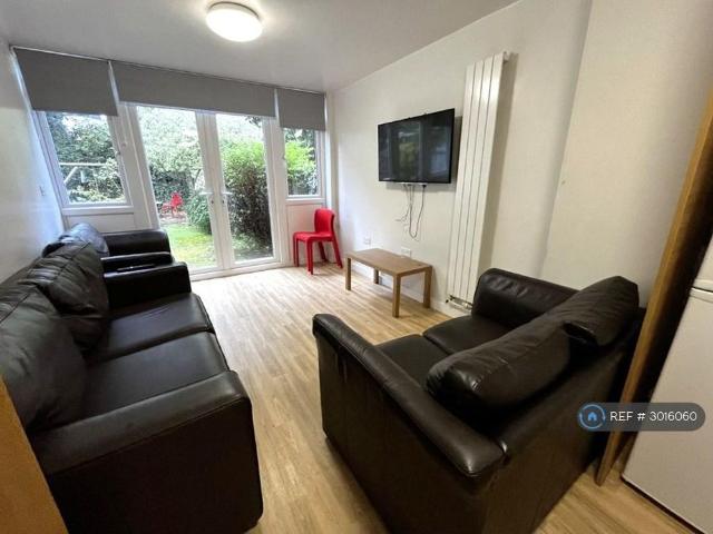 1 bedroom in a house share to rent