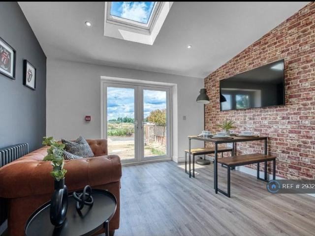1 bedroom in a house share to rent