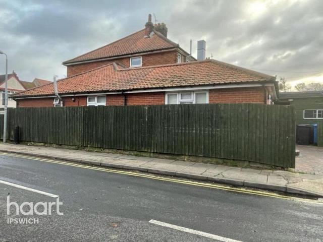 1 bedroom in a house share to rent