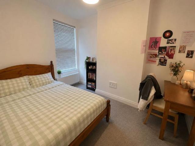 1 bedroom in a house share to rent