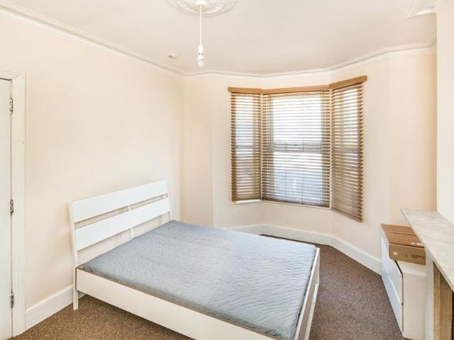 1 bedroom in a house share to rent