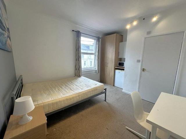 1 bedroom in a house share to rent