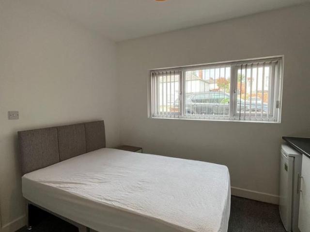 1 bedroom in a house share to rent