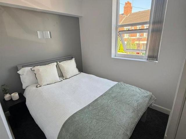 1 bedroom in a house share to rent