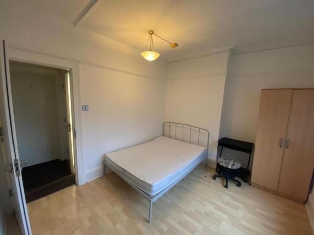 1 bedroom in a house share to rent