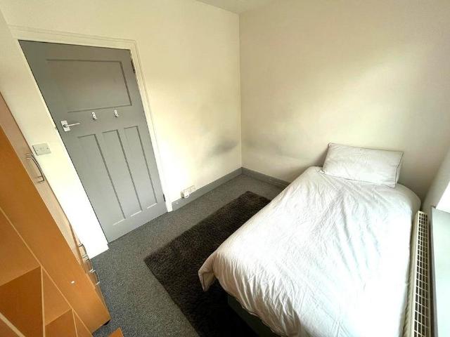 1 bedroom in a house share to rent