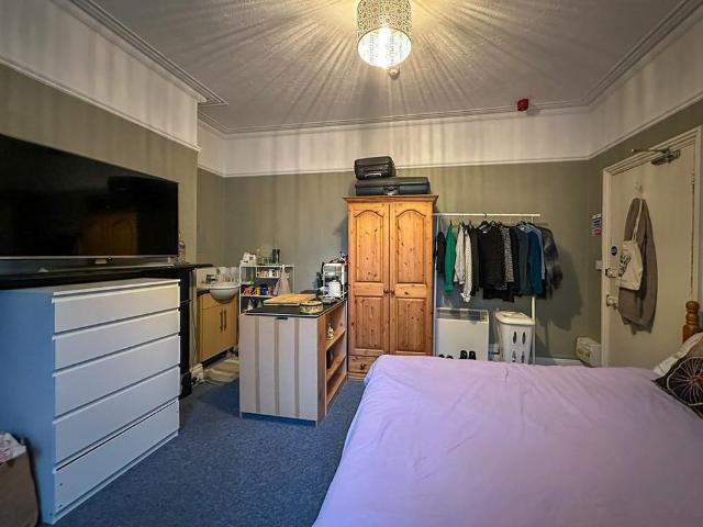 1 bedroom in a house share to rent