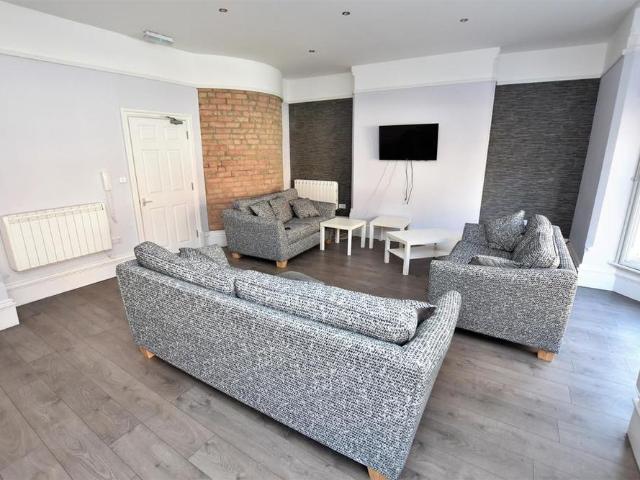 1 bedroom in a house share to rent