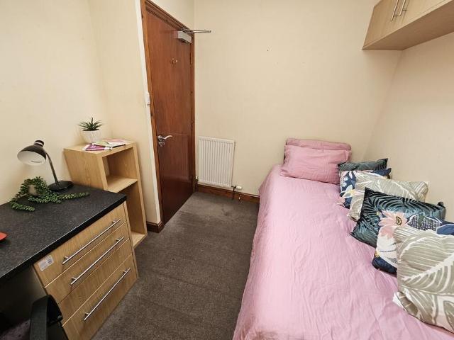 1 bedroom in a house share to rent