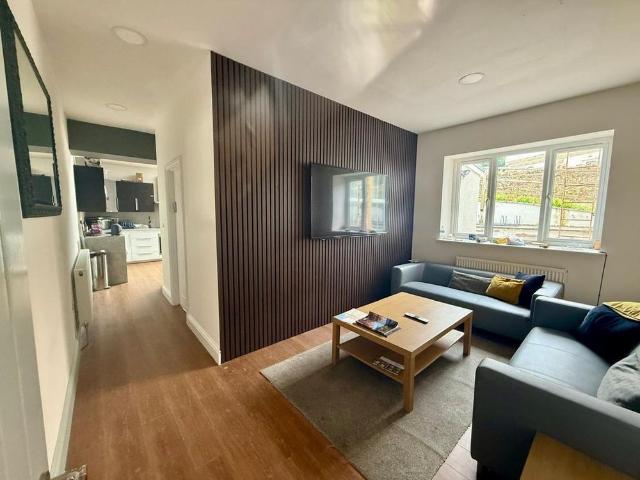 1 bedroom in a house share to rent