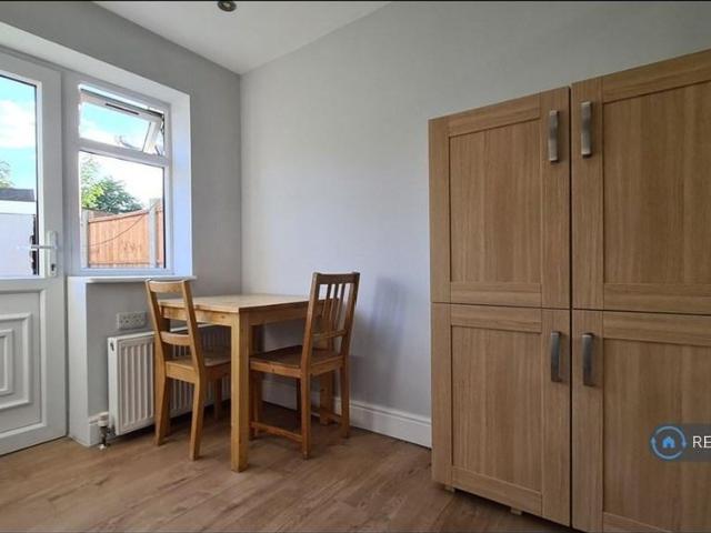 1 bedroom in a house share to rent