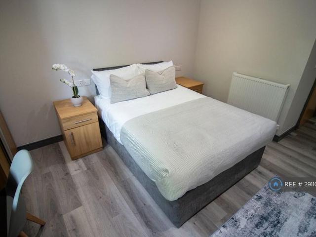1 bedroom in a house share to rent