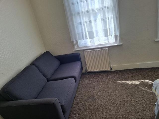 1 bedroom in a house share to rent