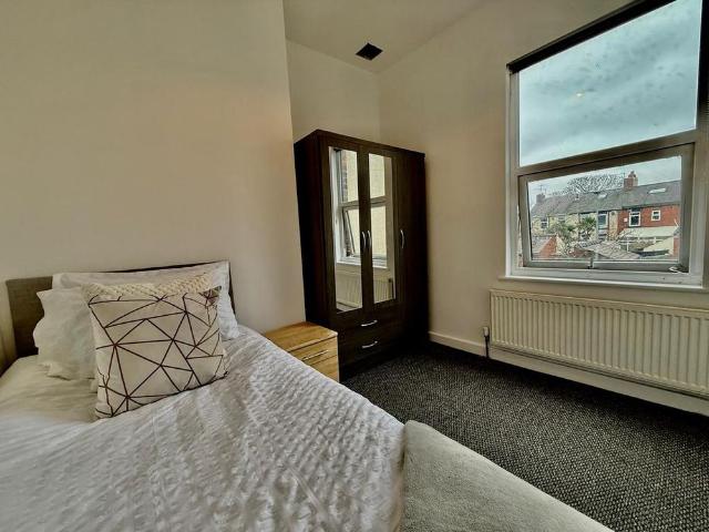 1 bedroom in a house share to rent