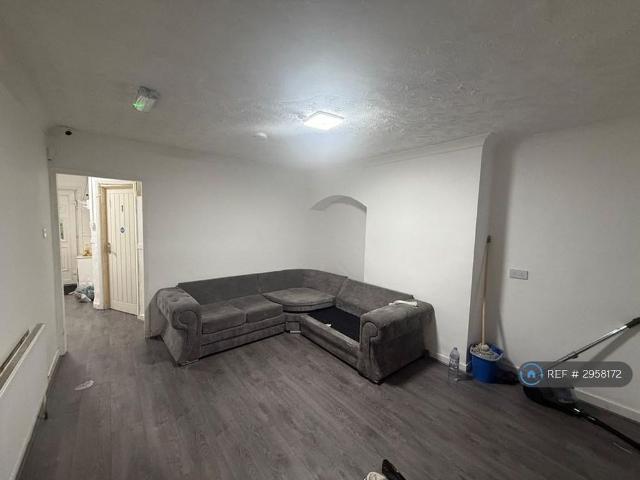 1 bedroom in a house share to rent
