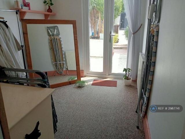 1 bedroom in a house share to rent