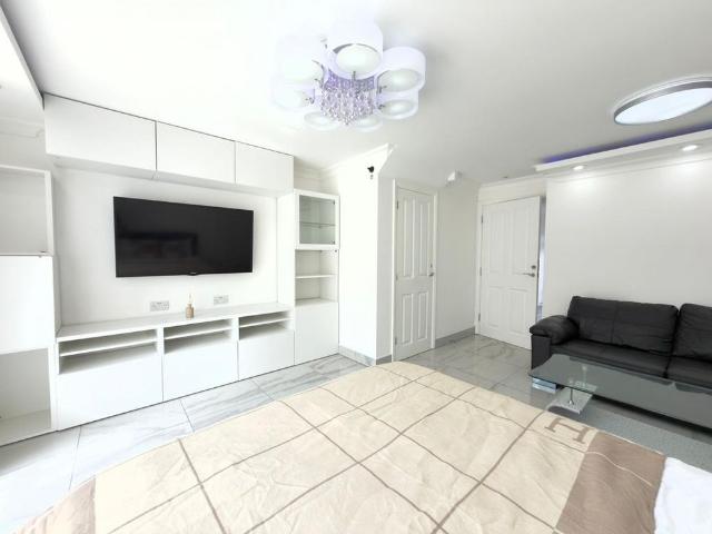 1 bedroom in a house share to rent
