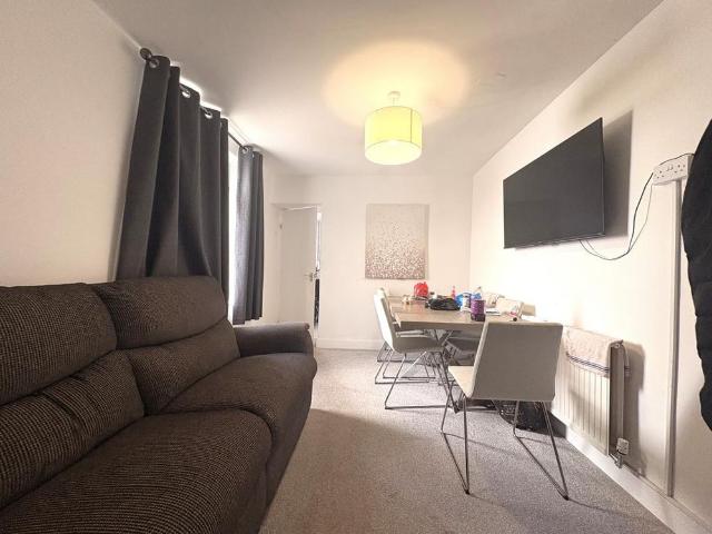 1 bedroom in a house share to rent