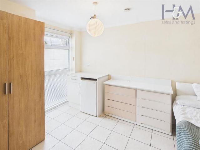 1 bedroom in a house share to rent