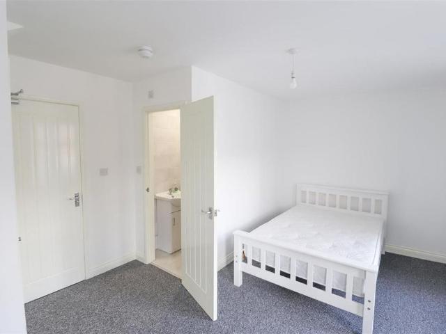 1 bedroom in a house share to rent