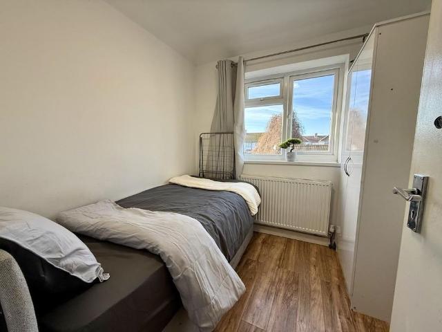 1 bedroom in a house share to rent