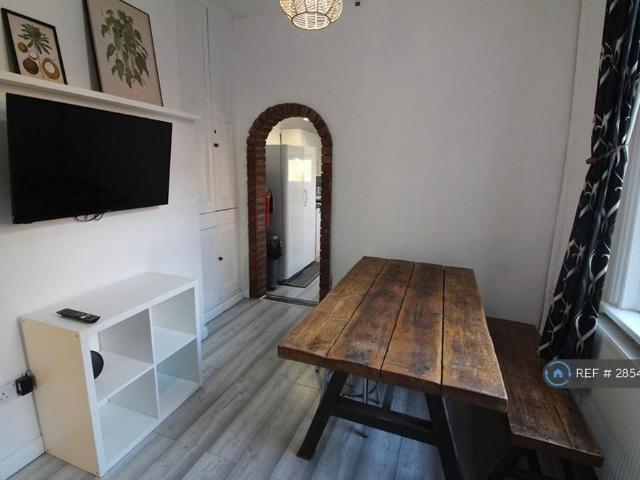 1 bedroom in a house share to rent