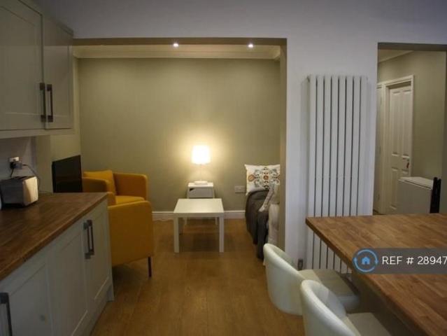 1 bedroom in a house share to rent